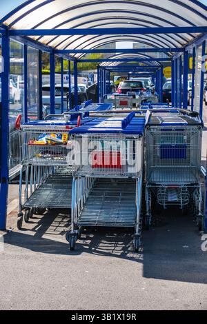 Carrefour est un acteur majeur de la grande distribution. Poussette et ...
