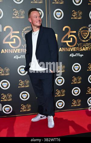 Bild zeigt : Der Sänger Julian Benz auf dem Roten Teppich zum Megapark ...