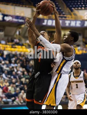 05 janvier 2016 : le garde des Mercer Bears Phillip Leonard (1) lance ...