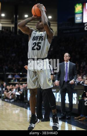 20 janvier 2018 : McKinley Wright du Colorado voit son tir bloqué par ...