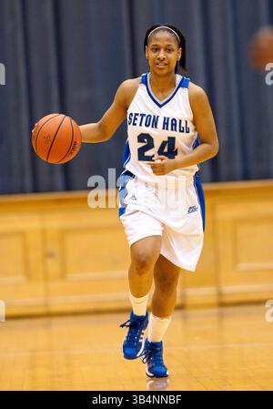 05 janvier 2009 : L'attaquant Kashmere Joseph (5 ans) de Seton Hall et ...