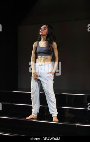 Nairi Hadodo als Kim Kardashian während der Fotoprobe für das Stück Kim im Maxim Gorki Theater ...