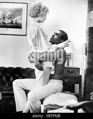 Geneviève Waite, Calvin Lockhart, sur le tournage du film britannique ...