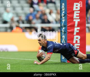 Arthur Mourgue de Hull KR se lance dans un essai lors du match Betfred ...