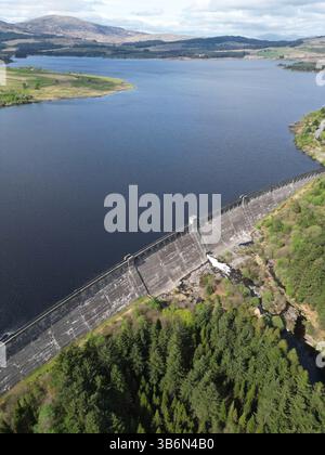 Vue aérienne du barrage de Clatteringshaws et du Loch Dee construits ...