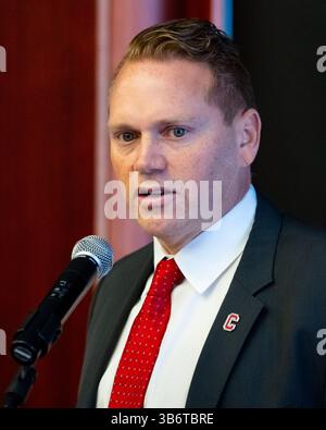 08 décembre 2023 : Dan Swanstrom (à gauche), entraîneur-chef de Cornell ...