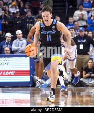 Tyler Kolek (11 ans), garde des Golden Eagles de Marquette, subit la ...