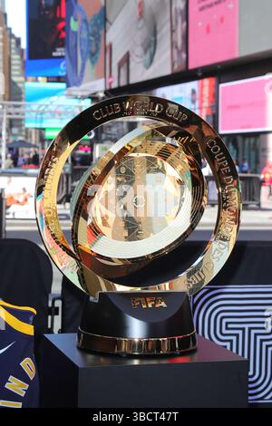 NEW YORK, NEW YORK - 20 MAI : Carlos Bocanegra pose avec les ...