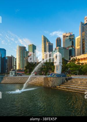 Merlion Park, une statue emblématique de Singapour la nuit. Le Merlion ...