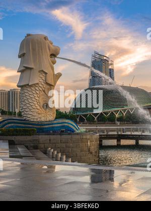 Merlion Park, une statue emblématique de Singapour la nuit. Le Merlion ...