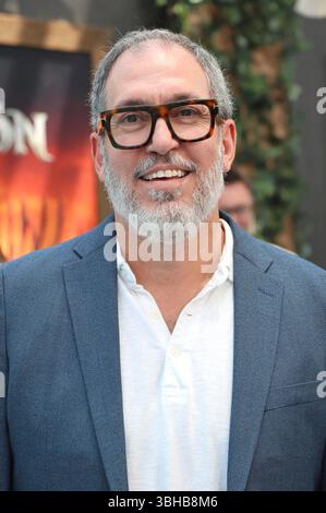 Michael Connolly BEI der Premiere des Kinofilms Comment former votre ...