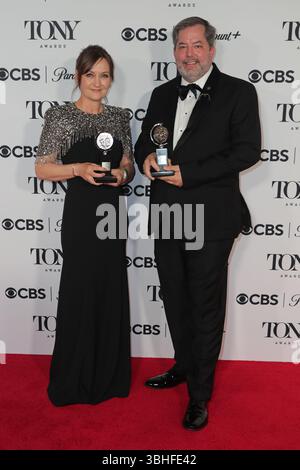 NEW YORK, NEW YORK - 08 JUIN : (G-d) Miriam Buether et Benjamin Pearcy ...