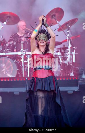 Mike Coolen und Sharon Janny den Adel von Within Temptation live auf ...