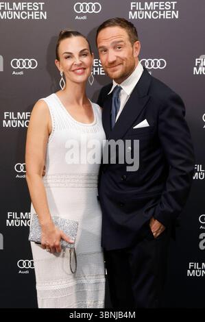Annika Lau mit Ehemann Frederick Lau BEI der Premiere des Netflix films ...