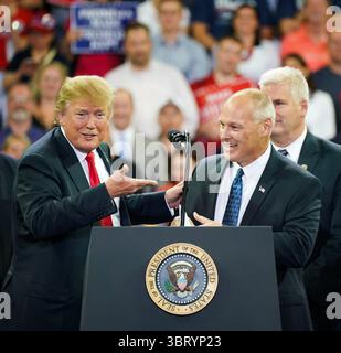 20 juin 2018 - Duluth, MN, États-Unis - Un partisan de Trump et un ...