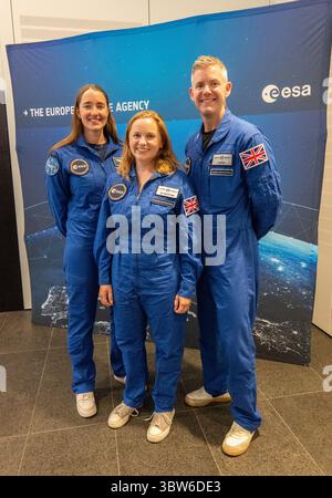 Astronautes britanniques : gauche Rosemary Coogan, droite John McFall ...