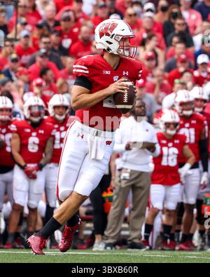 02 octobre 2021 : le quarterback des Badgers du Wisconsin, Chase Wolf ...