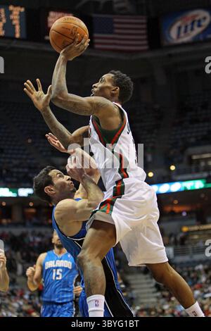 20 février 2012 - Milwaukee, WI, États-Unis - Jon Leuer, à droite, des ...