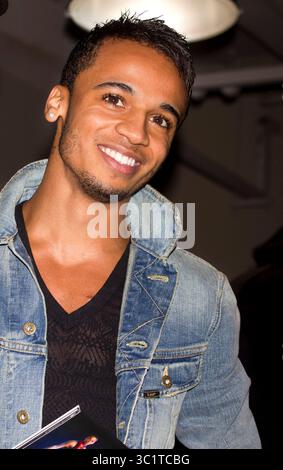 Aston de JLS sur leur album Outta This World signe au HMV, Market ...