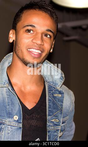 Aston Merrygold de JLS sur leur album Outta This World Signing au HMV ...