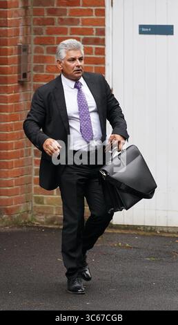 Dr Faramarz Shemirani, devant Oakwood House à Maidstone, Kent, pour l ...