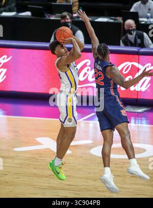 20 février 2021 : Cameron Thomas (24 ans) de la LSU passe devant ...