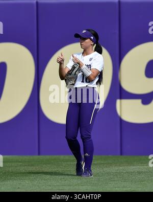 20 mai 2023 : Madison Huskey (9 ans), l'outfielder de Washington, lance ...