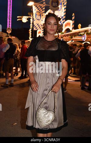 Lara Runarsson / Wiesn 2025 / 2. Wiesntag / Almauftrieb / Käfer ...