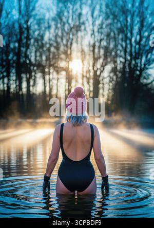 Femme d'âge moyen les bains de soleil en bikini Photo Stock - Alamy