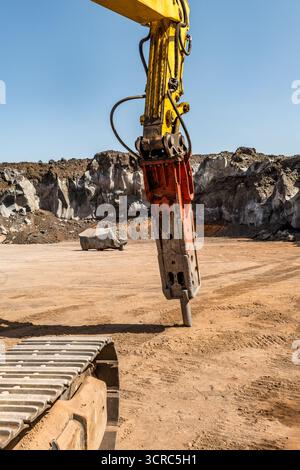 Extraction de roche basaltique volcanique dans une carrière sur les ...