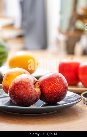 Assiette de pommes rouges mûres et autres plats avec toutes sortes de ...