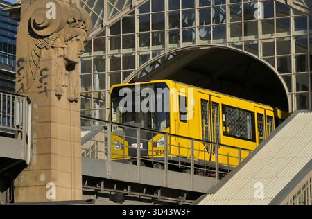 U-Bahn Zug der Berliner Verkehrsbetriebe BVG Linie U2 Richtung Ruhleben ...