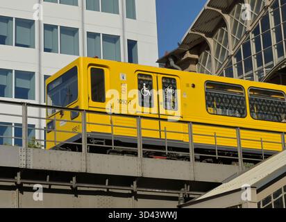 U-Bahn Zug der Berliner Verkehrsbetriebe BVG Linie U2 Richtung Ruhleben ...
