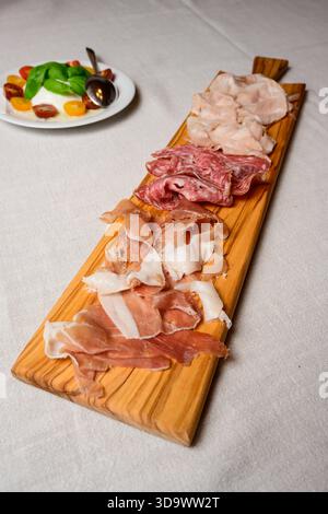 Assiette de viande charcuterie italienne - jambon prosciutto, bresaola ...