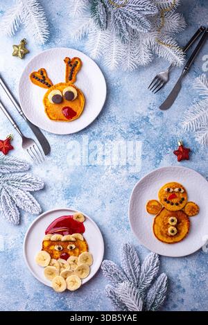 Assiette avec crêpe en forme de Père Noël sur la table verte. Fête de ...