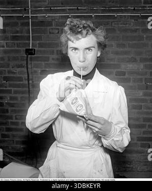 Le premier carton Tetra Pak, un tétraèdre breveté par Ruben Rausing et ...