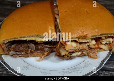 Tranches de Maria Shawarma mélange de poulet et de bœuf, Shawarma ...