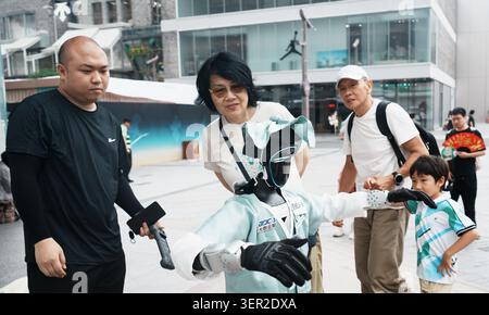 HANGZHOU, CHINE - 17 JUIN 2026 - les touristes regardent la performance ...