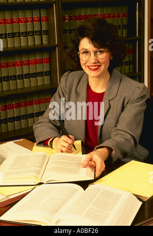 Les cadres au travail avocat dans votre bibliothèque de droit Photo ...