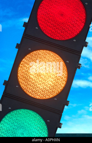 Feux de signalisation, un seul feu rouge allumé, très gros plan ...