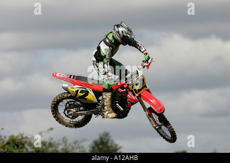 Ross Brown 12 saute sa 430 Honda dans un ciel nuageux à tandragee ...