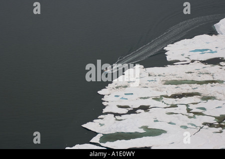 Chasseurs inupiat avec un bateau sur la glace de plusieurs années à l ...