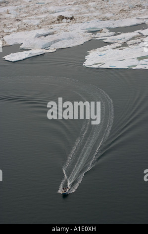 Chasseurs inupiat avec un bateau sur la glace de plusieurs années à l ...