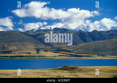 Vue ouest sur le lac Tekapo vers les Alpes du Sud Mackenzie Country ...