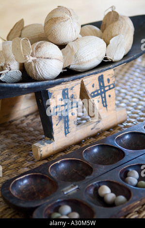 Un jeu en bois africain traditionnel avec des graines, l'awale. Concept ...