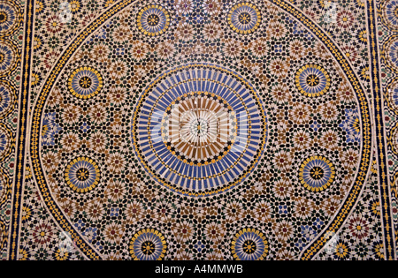 Traditionnel en mosaïque de carreaux de Zellige au Maroc Photo Stock ...