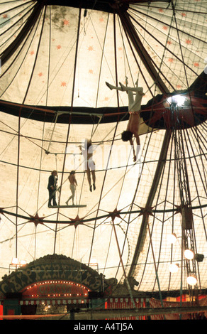 Trapézistes du cirque Photo Stock - Alamy