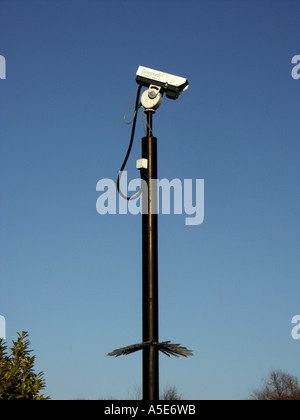 Caméra de surveillance sur un poteau avec anti-monter des pointes, sur ...