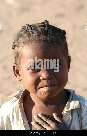 Smiling portrait d'une petite fille malgache tenant son frère dans ses ...