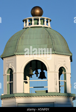 La tour de l'horloge surmontée d'un bulbe en cuivre vert et de la ...